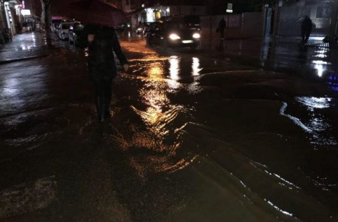 Rreshjet e shiut/ Përmbyten lagjet e qytetit të Durrësit | Gazeta Telegraf