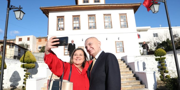 Presidenti Meta dhe gazetarja e njohur Anila Basha foto para shtëpisë ...