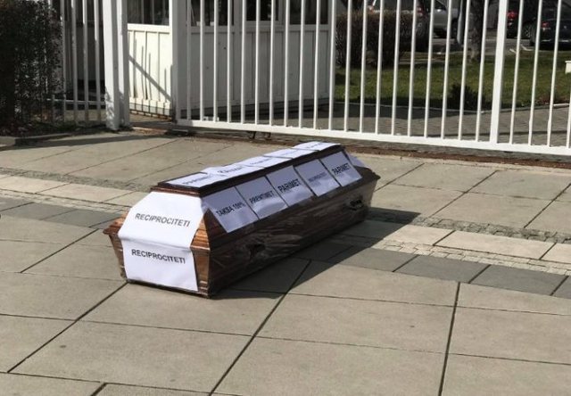 Kryeministrit Albin Kurtit i vendosin arkivol para zyrës (FOTO ...