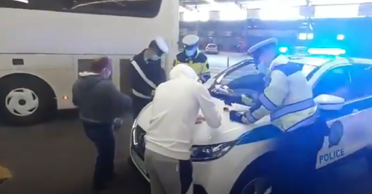 VIDEO/ Ishin nisur për t’u kthyer në atdhe, momenti kur policia greke ...