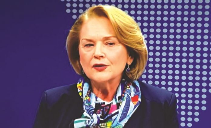 Ish ministrja e PS Arta Dade/ Rilindja solli çupulinat në parti, duke ...