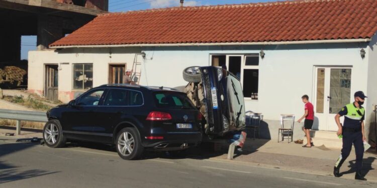 Aksident i frikshëm në Pogradec mes dy makinash, dalin fotot nga ...