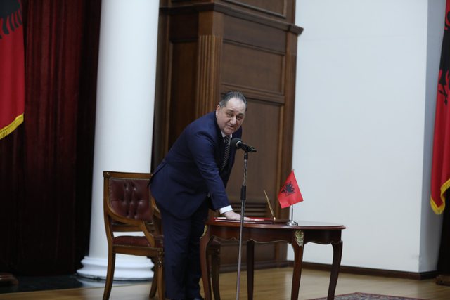 Anëtari i ri i Gjykatës Kushtetuese, Sandër Beci betohet para ...