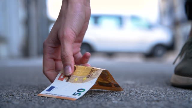 A duhet t’i marrim paratë që gjejmë në rrugë? | Gazeta Telegraf