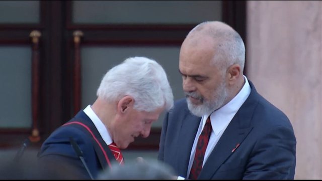 Bill Clinton nderohet nga Rama me medaljen “Ylli i Mirënjohjes Publike ...