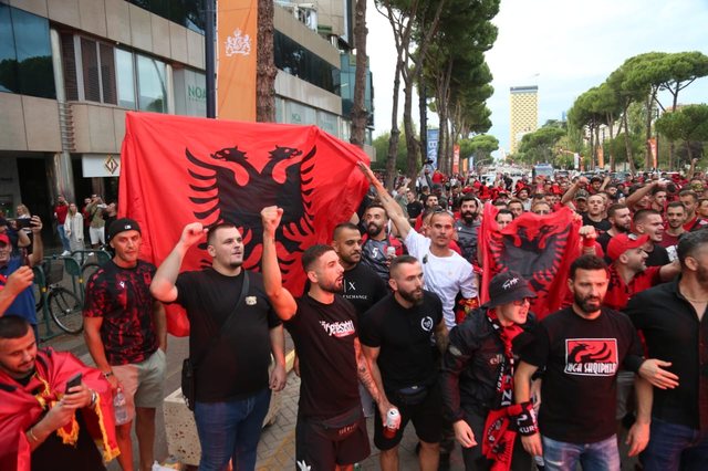 Këngë dhe flakadanë, “Tifozat KuqeZi” ndezin atmosferën para Shqipëri ...