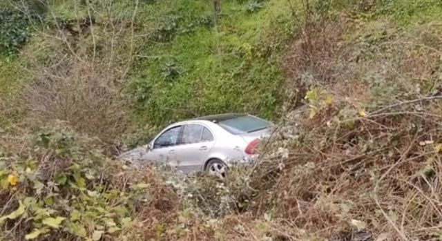 Aksident/ Makina përfundon në përrua në Lushnje, plagosen babë e bir ...